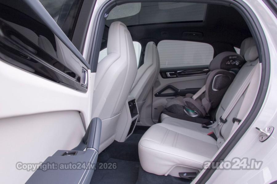 Grey Porsche Cayenne 2022 in Tallinn, with an engine capacity of 3.00 L and mileage of 87 thousand km for 75900 €, photo 8 on AUTOMOTO.COM.LV