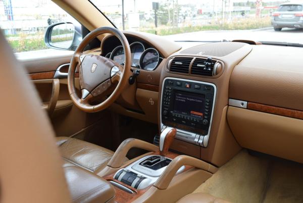 Grey Porsche Cayenne 2003 in Vilnius, with an engine capacity of 4.50 L and mileage of 282 thousand km for 3500 €, photo 9 on AUTOMOTO.COM.LV
