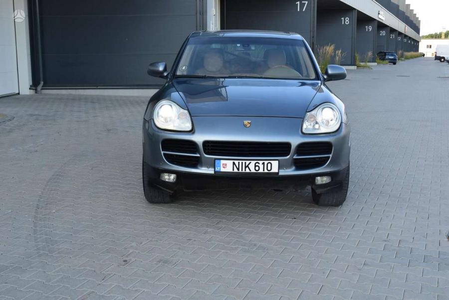 Grey Porsche Cayenne 2003 in Vilnius, with an engine capacity of 4.51 L and mileage of 283 thousand km for 3450 €, photo 3 on AUTOMOTO.COM.LV