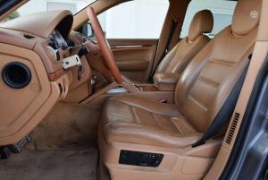 Grey Porsche Cayenne 2003 in Vilnius, with an engine capacity of 4.51 L and mileage of 283 thousand km for 3450 €, photo 10 on AUTOMOTO.COM.LV