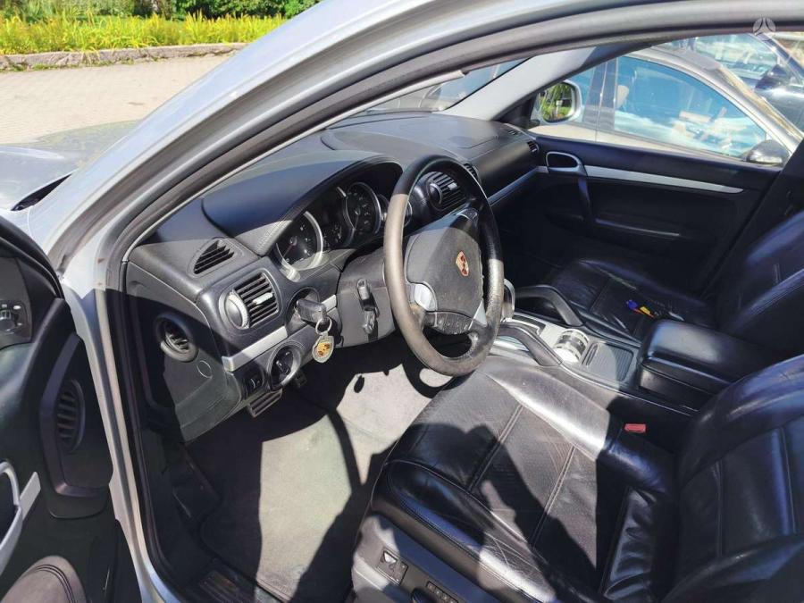 Pelēks Porsche Cayenne 2003 Klaipėda, ar dzinēja tilpumu 4.51 L un nobraukumu 333 tūkst. km par 3850 €, foto 6 vietnē AUTOMOTO.COM.LV