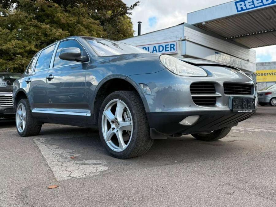 Grey Porsche Cayenne 2004 in Vilnius, with an engine capacity of 4.51 L and mileage of 208 thousand km for 4900 €, photo 1 on AUTOMOTO.COM.LV