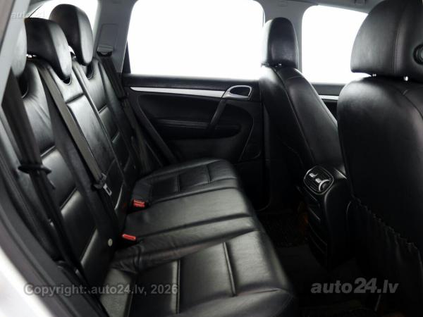 Pelēks Porsche Cayenne 2004 Tallina, ar dzinēja tilpumu 4.50 L un nobraukumu 156 tūkst. km par 3999 €, foto 7 vietnē AUTOMOTO.COM.LV