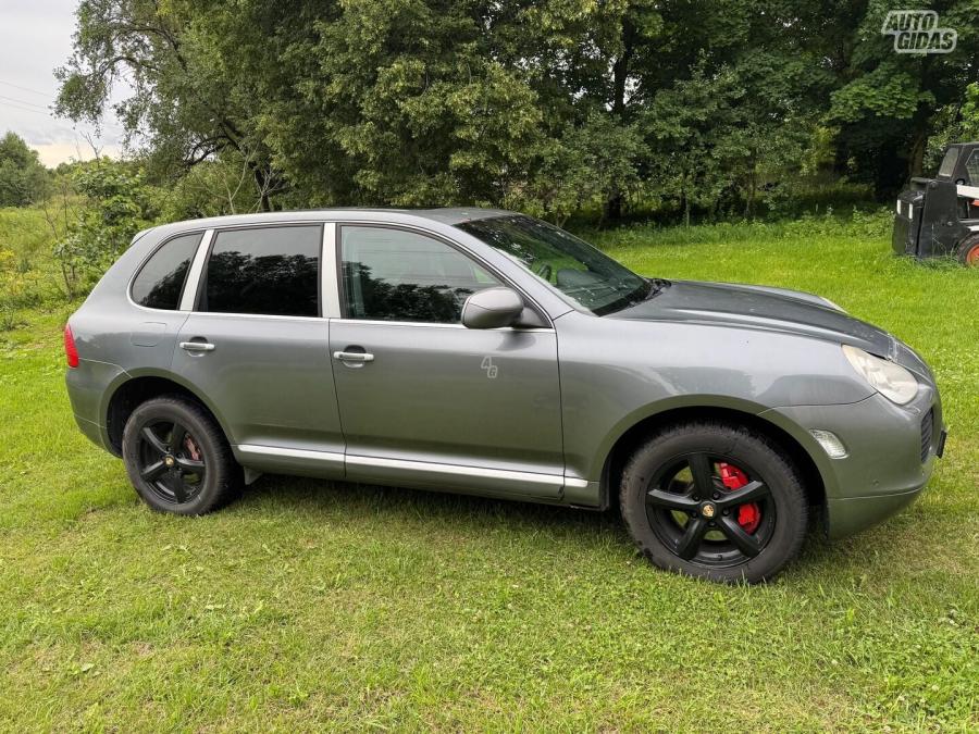 Grey Porsche Cayenne 2004 in Moletai, with an engine capacity of 4.50 L and mileage of 352 thousand km for 3200 €, photo 5 on AUTOMOTO.COM.LV