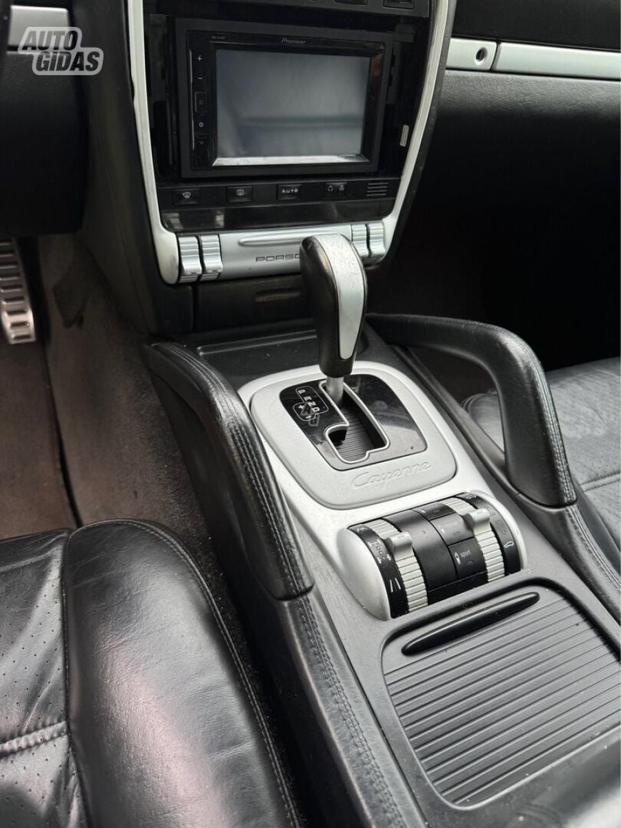 Grey Porsche Cayenne 2004 in Moletai, with an engine capacity of 4.50 L and mileage of 352 thousand km for 3200 €, photo 17 on AUTOMOTO.COM.LV