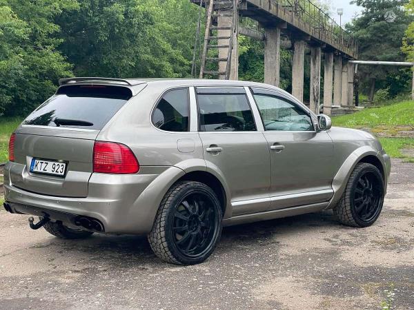 Pelēks Porsche Cayenne 2004 Kupiškis, ar dzinēja tilpumu 4.50 L un nobraukumu 300 tūkst. km par 3300 €, foto 7 vietnē AUTOMOTO.COM.LV