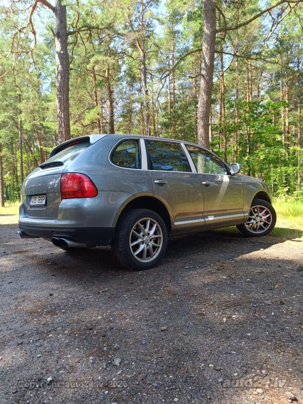 Pelēks Porsche Cayenne 2005 Tallina, ar dzinēja tilpumu 4.50 L un nobraukumu 129 tūkst. km par 7890 €, foto 4 vietnē AUTOMOTO.COM.LV