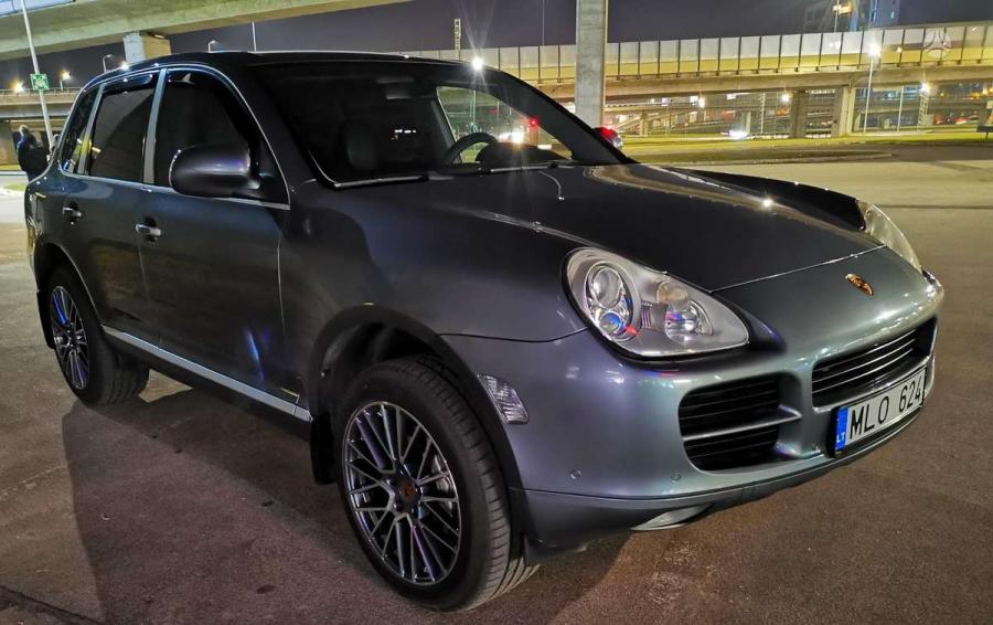 Pelēks Porsche Cayenne 2005 Rīga, ar dzinēja tilpumu 4.50 L un nobraukumu 322 tūkst. km par 7100 €, foto 1 vietnē AUTOMOTO.COM.LV
