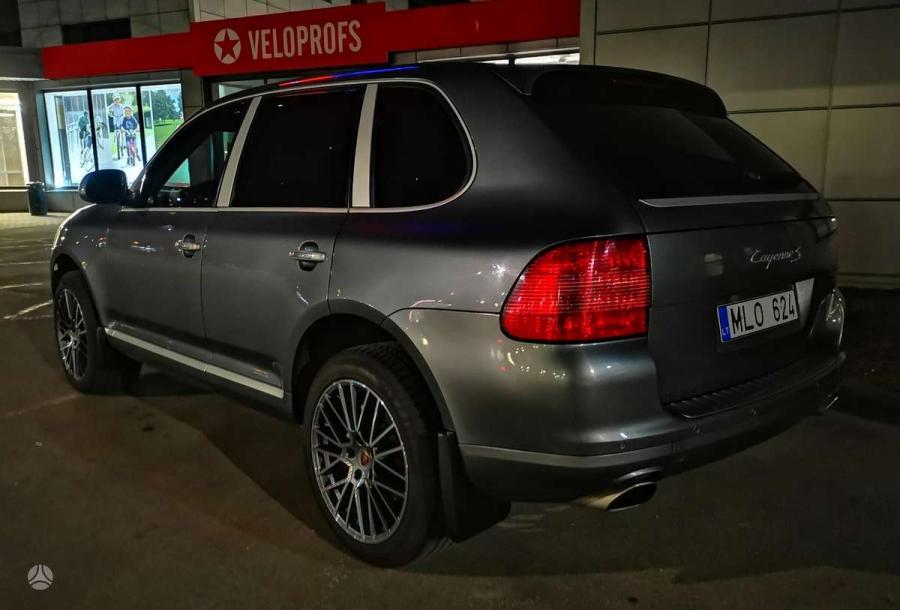 Pelēks Porsche Cayenne 2005 Rīga, ar dzinēja tilpumu 4.50 L un nobraukumu 322 tūkst. km par 7100 €, foto 4 vietnē AUTOMOTO.COM.LV