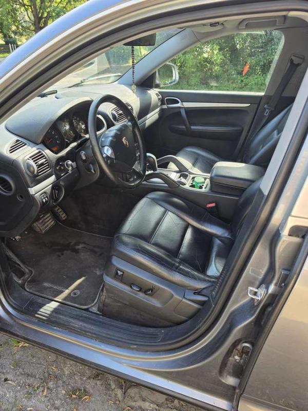 Grey Porsche Cayenne 2005 in Vilnius, with an engine capacity of 3.19 L and mileage of 268 thousand km for 5500 €, photo 10 on AUTOMOTO.COM.LV