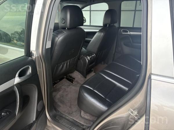 Grey Porsche Cayenne 2005 in Riga, with an engine capacity of 3.20 L and mileage of 305 thousand km for 4700 €, photo 5 on AUTOMOTO.COM.LV