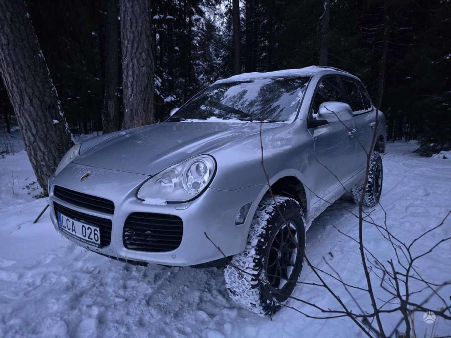 Grey Porsche Cayenne 2006 in Siauliai, with an engine capacity of 4.51 L and mileage of 160 thousand km for 10999 €, photo 7 on AUTOMOTO.COM.LV