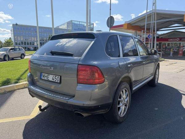 Pelēks Porsche Cayenne 2006 Viļņa, ar dzinēja tilpumu 4.50 L un nobraukumu 298 tūkst. km par 2500 €, foto 2 vietnē AUTOMOTO.COM.LV