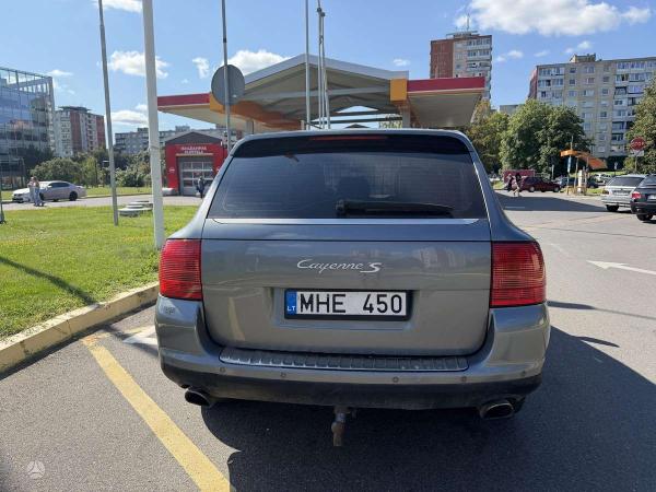 Pelēks Porsche Cayenne 2006 Viļņa, ar dzinēja tilpumu 4.50 L un nobraukumu 298 tūkst. km par 2500 €, foto 3 vietnē AUTOMOTO.COM.LV