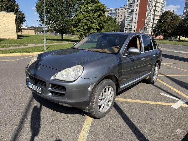 Pelēks Porsche Cayenne 2006 Viļņa, ar dzinēja tilpumu 4.50 L un nobraukumu 298 tūkst. km par 2500 €, foto 4 vietnē AUTOMOTO.COM.LV