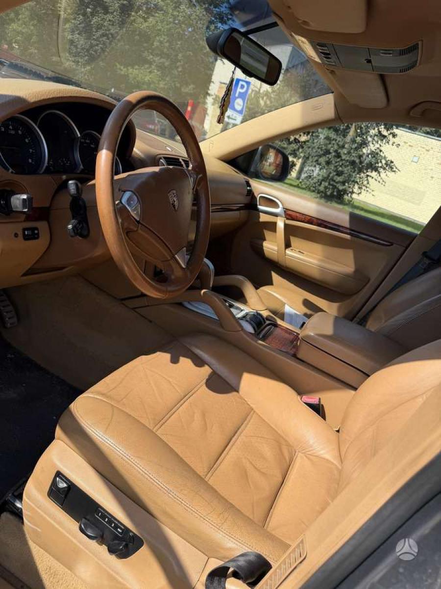 Pelēks Porsche Cayenne 2006 Viļņa, ar dzinēja tilpumu 4.50 L un nobraukumu 298 tūkst. km par 2500 €, foto 6 vietnē AUTOMOTO.COM.LV