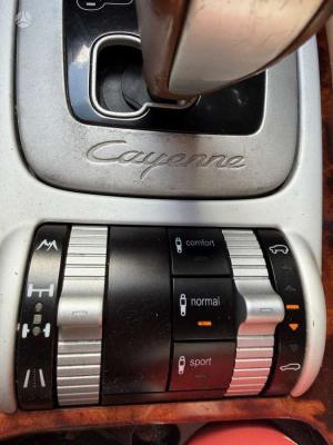 Pelēks Porsche Cayenne 2006 Viļņa, ar dzinēja tilpumu 4.50 L un nobraukumu 298 tūkst. km par 2500 €, foto 8 vietnē AUTOMOTO.COM.LV