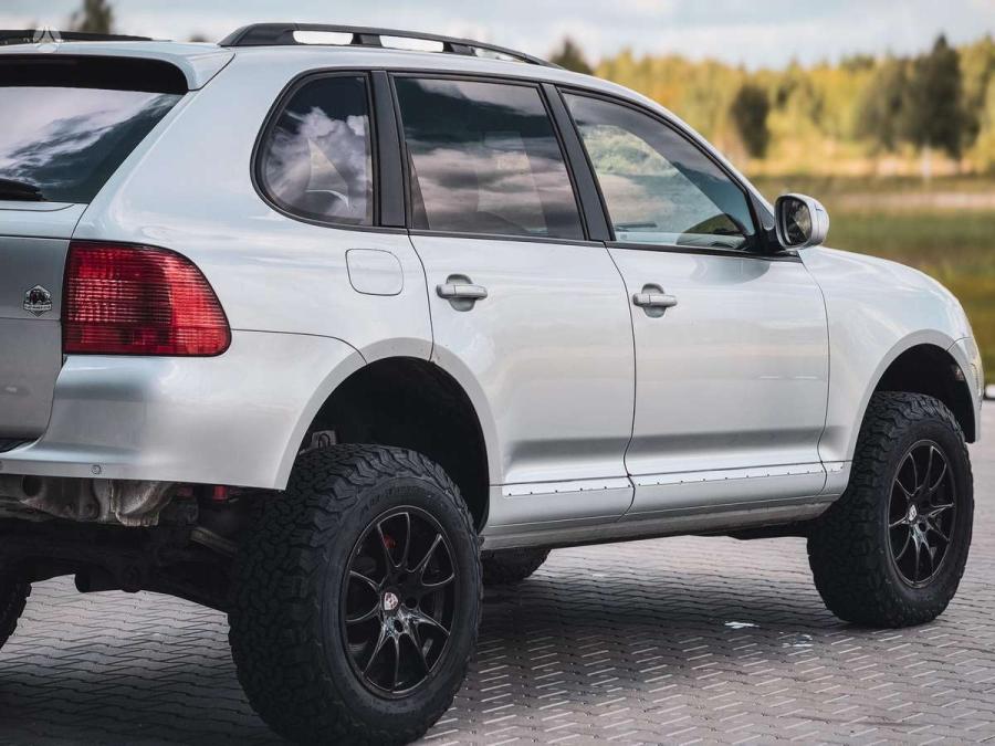 Grey Porsche Cayenne 2006 in Siauliai, with an engine capacity of 4.50 L and mileage of 160 thousand km for 9500 €, photo 16 on AUTOMOTO.COM.LV