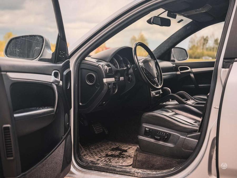 Grey Porsche Cayenne 2006 in Siauliai, with an engine capacity of 4.50 L and mileage of 160 thousand km for 9500 €, photo 18 on AUTOMOTO.COM.LV