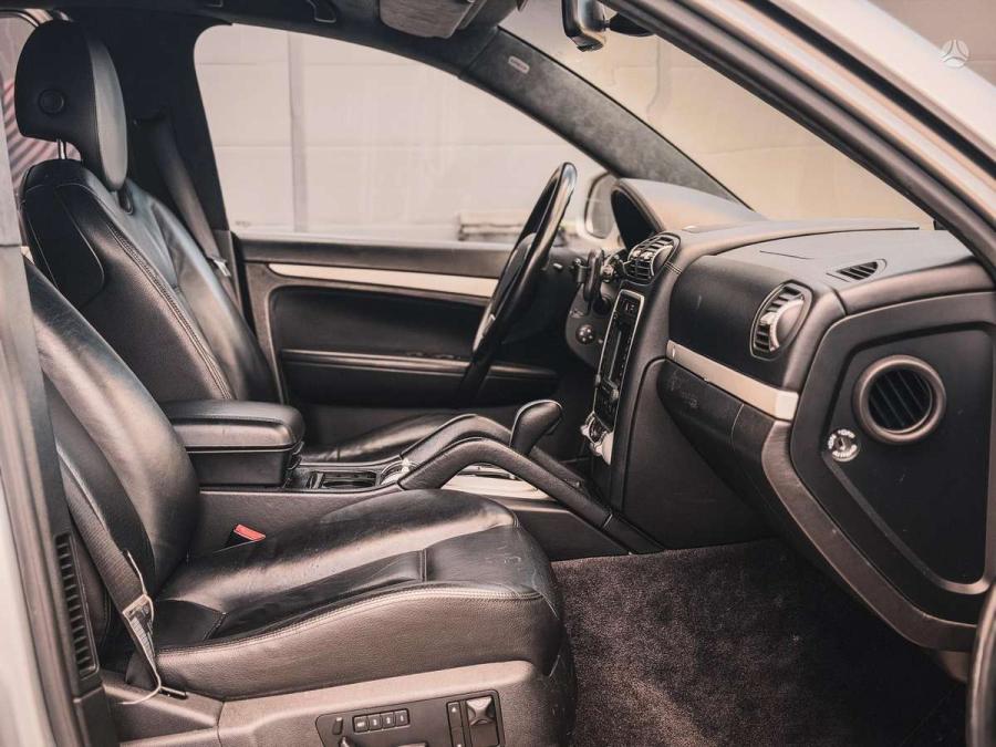 Grey Porsche Cayenne 2006 in Siauliai, with an engine capacity of 4.50 L and mileage of 160 thousand km for 9500 €, photo 28 on AUTOMOTO.COM.LV