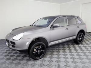 Pelēks Porsche Cayenne 2006 Tallina, ar dzinēja tilpumu 4.50 L un nobraukumu 342 tūkst. km par 1999 €, foto 10 vietnē AUTOMOTO.COM.LV