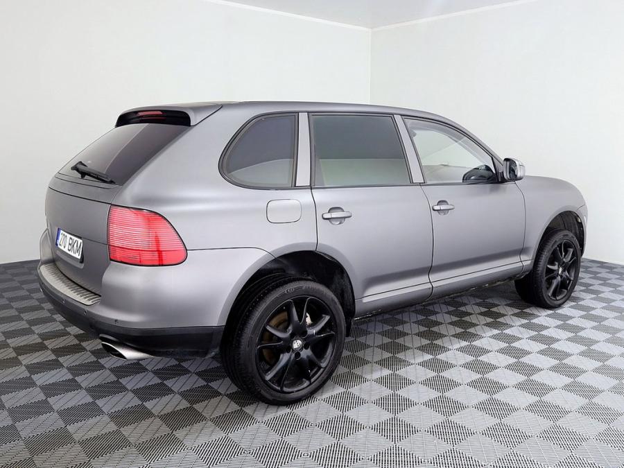 Pelēks Porsche Cayenne 2006 Tallina, ar dzinēja tilpumu 4.50 L un nobraukumu 342 tūkst. km par 1999 €, foto 11 vietnē AUTOMOTO.COM.LV