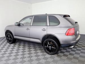 Pelēks Porsche Cayenne 2006 Tallina, ar dzinēja tilpumu 4.50 L un nobraukumu 342 tūkst. km par 1999 €, foto 12 vietnē AUTOMOTO.COM.LV
