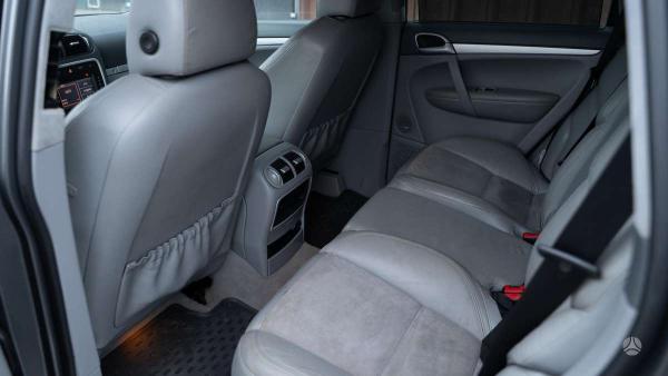 Pelēks Porsche Cayenne 2008 Kauņa, ar dzinēja tilpumu 4.81 L un nobraukumu 167 tūkst. km par 14000 €, foto 10 vietnē AUTOMOTO.COM.LV