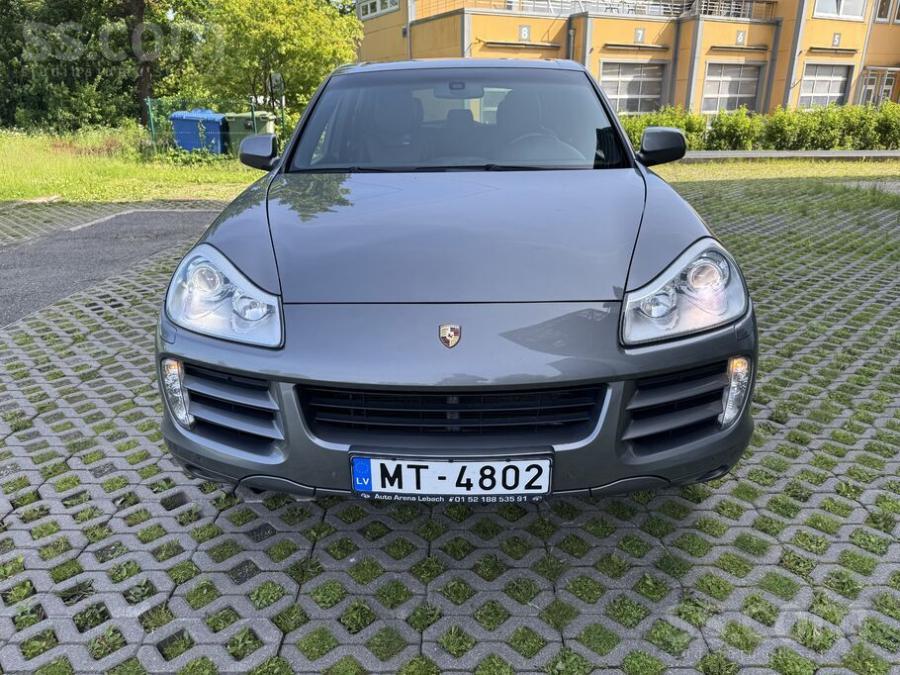 Grey Porsche Cayenne 2009 in Riga, with an engine capacity of 3.00 L and mileage of 319 thousand km for 9990 €, photo 3 on AUTOMOTO.COM.LV