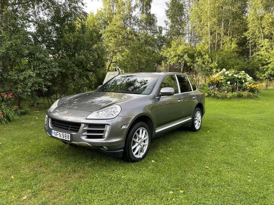Grey Porsche Cayenne 2009 in Vilnius, with an engine capacity of 2.97 L and mileage of 197 thousand km for 8300 €, photo 1 on AUTOMOTO.COM.LV