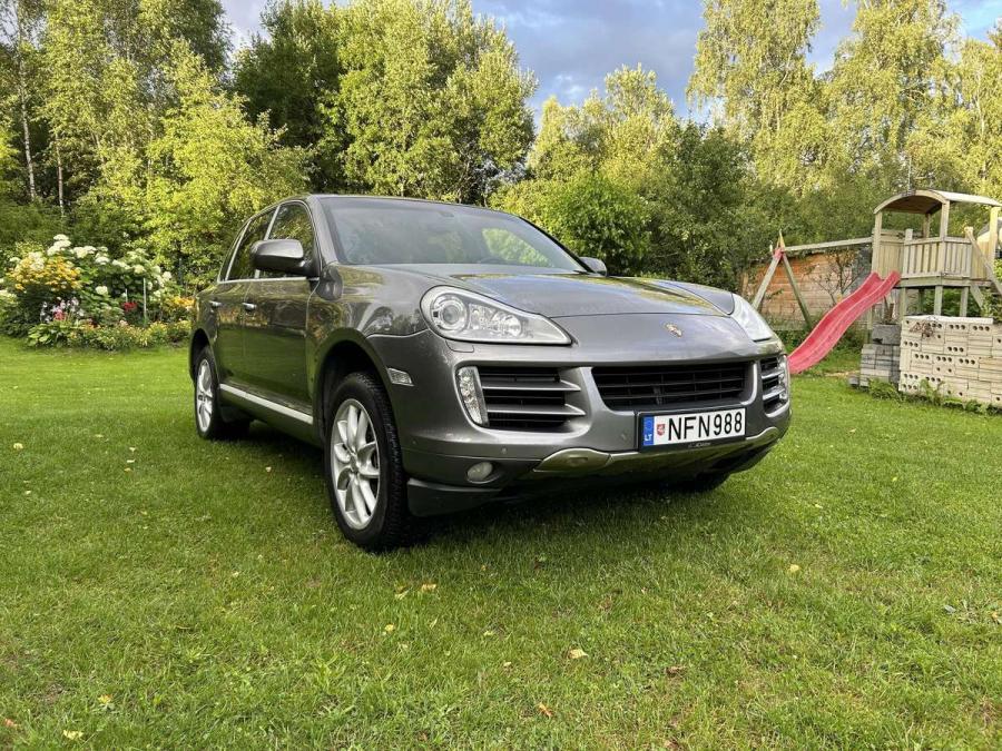 Grey Porsche Cayenne 2009 in Vilnius, with an engine capacity of 2.97 L and mileage of 197 thousand km for 8300 €, photo 3 on AUTOMOTO.COM.LV
