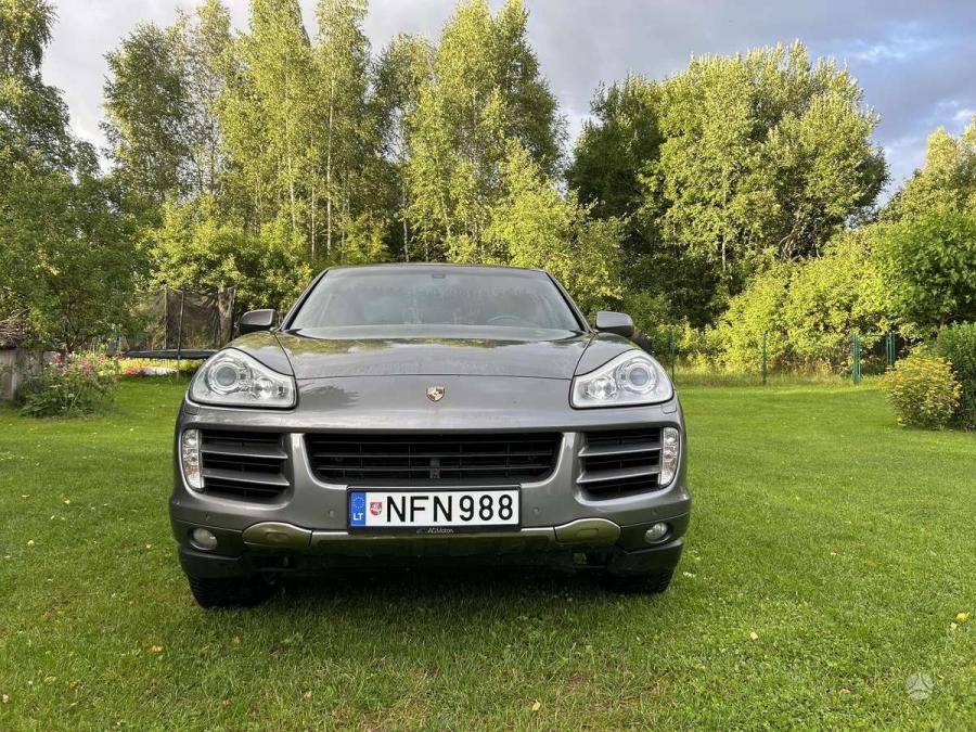 Grey Porsche Cayenne 2009 in Vilnius, with an engine capacity of 2.97 L and mileage of 197 thousand km for 8300 €, photo 4 on AUTOMOTO.COM.LV