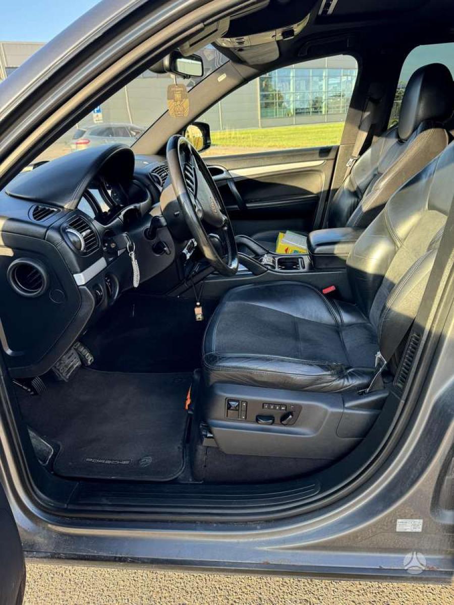 Grey Porsche Cayenne 2009 in Siauliai, with an engine capacity of 2.97 L and mileage of 320 thousand km for 7250 €, photo 7 on AUTOMOTO.COM.LV