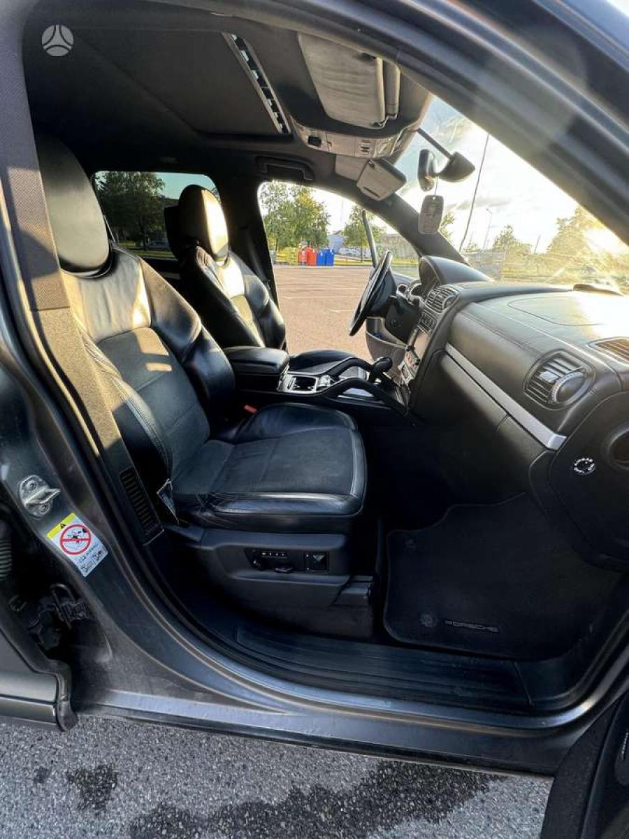 Grey Porsche Cayenne 2009 in Siauliai, with an engine capacity of 2.97 L and mileage of 320 thousand km for 7250 €, photo 10 on AUTOMOTO.COM.LV