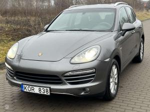 Pelēks Porsche Cayenne 2011 Viļņa, ar dzinēja tilpumu 2.97 L un nobraukumu 263 tūkst. km par 13200 €, foto  vietnē AUTOMOTO.COM.LV