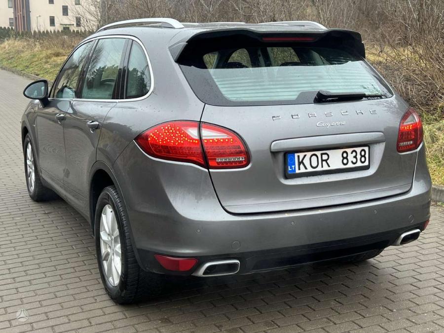 Grey Porsche Cayenne 2011 in Vilnius, with an engine capacity of 2.97 L and mileage of 263 thousand km for 13200 €, photo 3 on AUTOMOTO.COM.LV