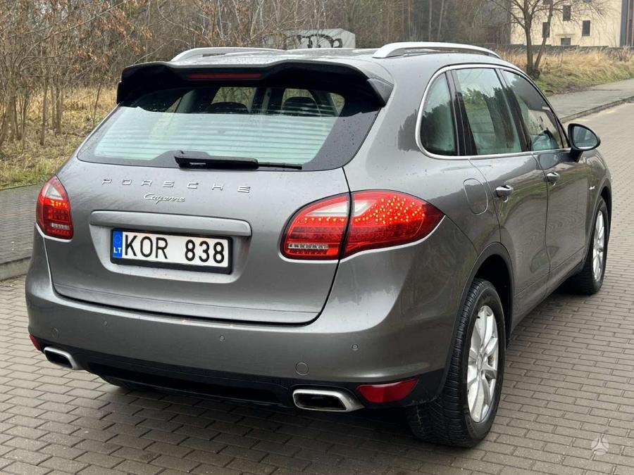 Grey Porsche Cayenne 2011 in Vilnius, with an engine capacity of 2.97 L and mileage of 263 thousand km for 13200 €, photo 4 on AUTOMOTO.COM.LV