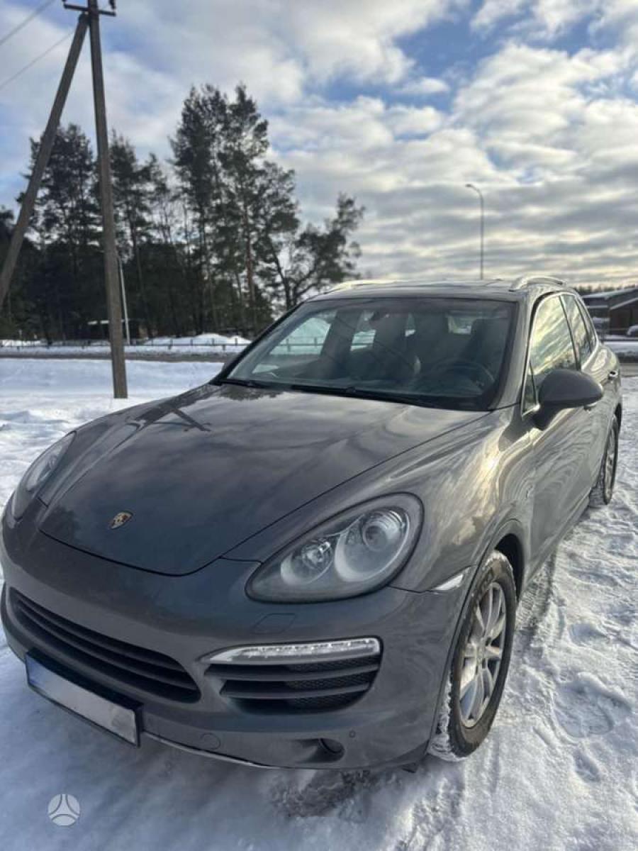 Grey Porsche Cayenne 2011 in Vilnius, with an engine capacity of 2.97 L and mileage of 270 thousand km for 12250 €, photo 1 on AUTOMOTO.COM.LV