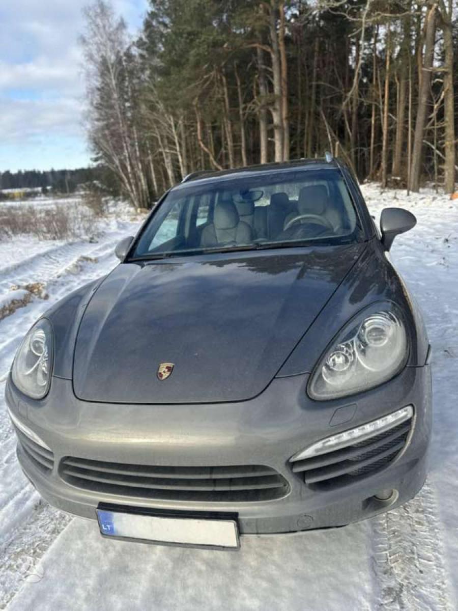 Grey Porsche Cayenne 2011 in Vilnius, with an engine capacity of 2.97 L and mileage of 270 thousand km for 12250 €, photo 2 on AUTOMOTO.COM.LV