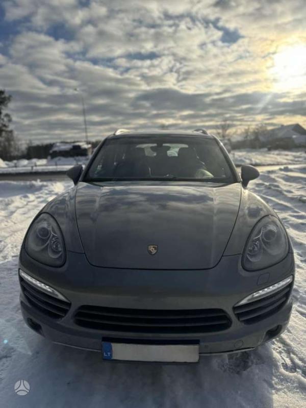 Grey Porsche Cayenne 2011 in Vilnius, with an engine capacity of 2.97 L and mileage of 270 thousand km for 12250 €, photo 3 on AUTOMOTO.COM.LV