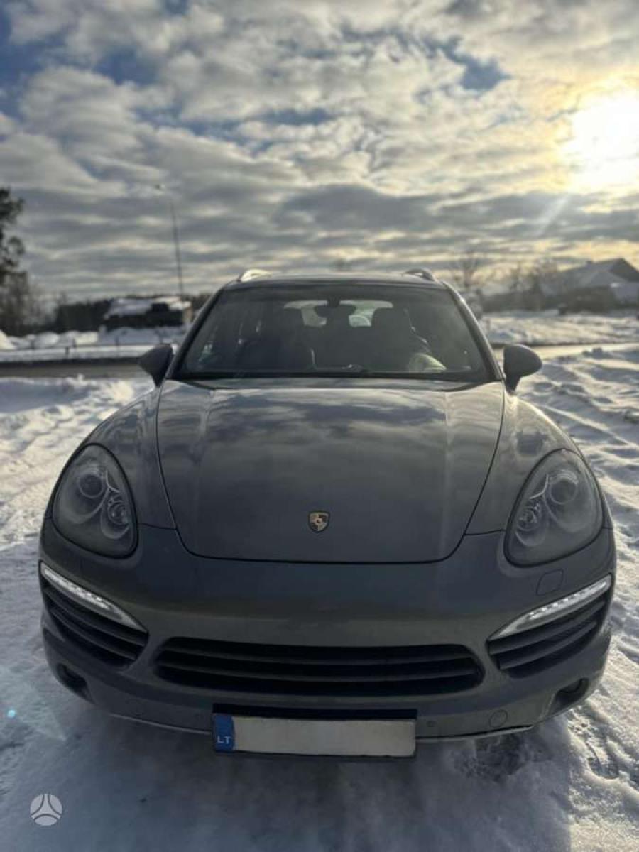 Grey Porsche Cayenne 2011 in Vilnius, with an engine capacity of 2.97 L and mileage of 270 thousand km for 12250 €, photo 3 on AUTOMOTO.COM.LV