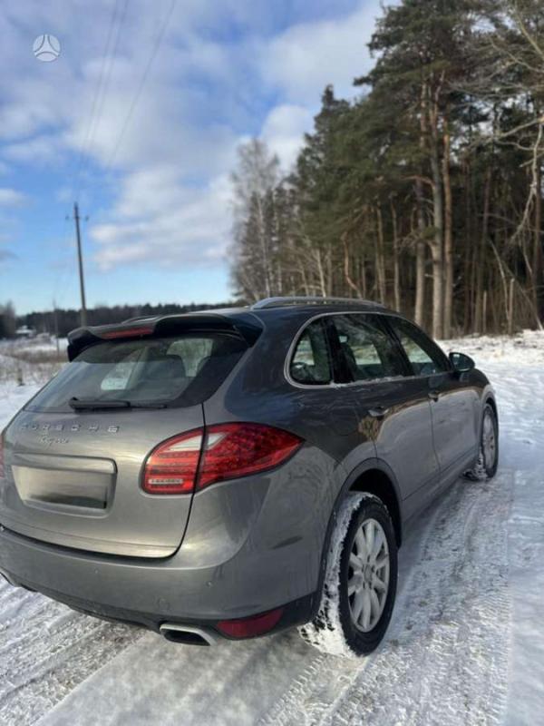 Grey Porsche Cayenne 2011 in Vilnius, with an engine capacity of 2.97 L and mileage of 270 thousand km for 12250 €, photo 4 on AUTOMOTO.COM.LV