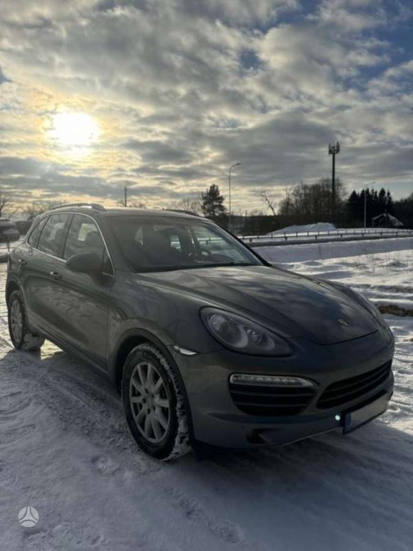 Grey Porsche Cayenne 2011 in Vilnius, with an engine capacity of 2.97 L and mileage of 270 thousand km for 12250 €, photo 6 on AUTOMOTO.COM.LV