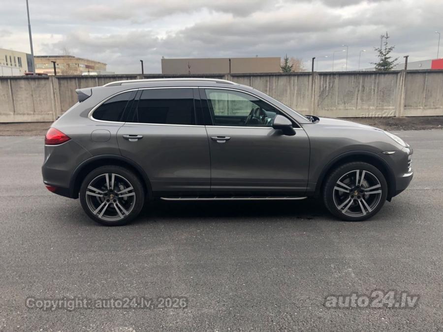 Grey Porsche Cayenne 2011 in Tallinn, with an engine capacity of 4.80 L and mileage of 298 thousand km for 9000 €, photo 6 on AUTOMOTO.COM.LV