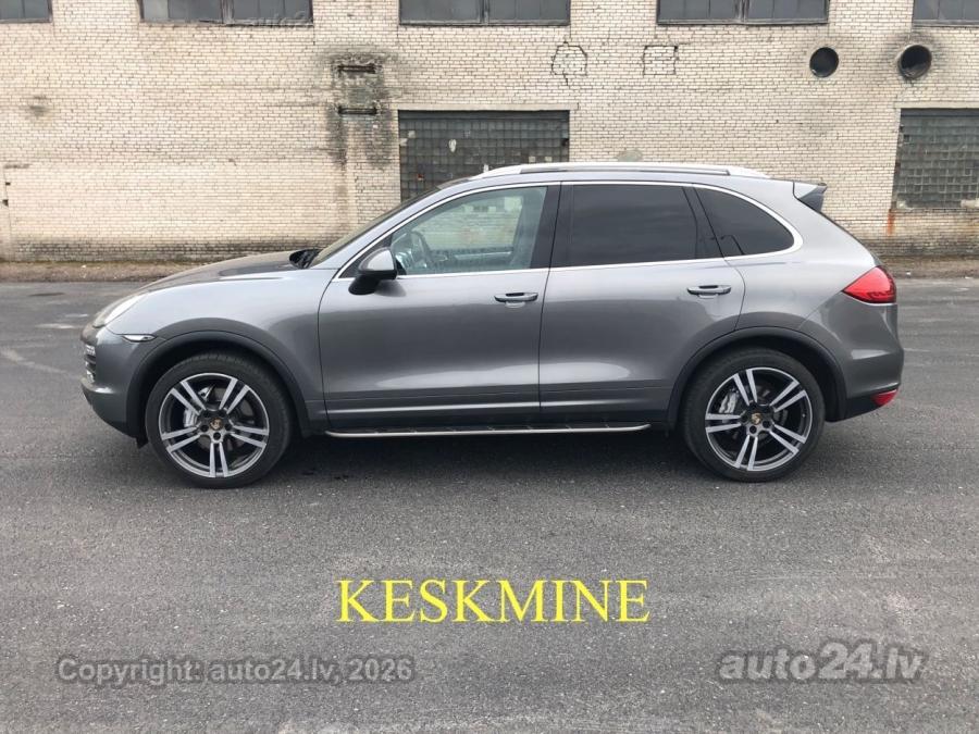 Grey Porsche Cayenne 2011 in Tallinn, with an engine capacity of 4.80 L and mileage of 298 thousand km for 9000 €, photo 9 on AUTOMOTO.COM.LV