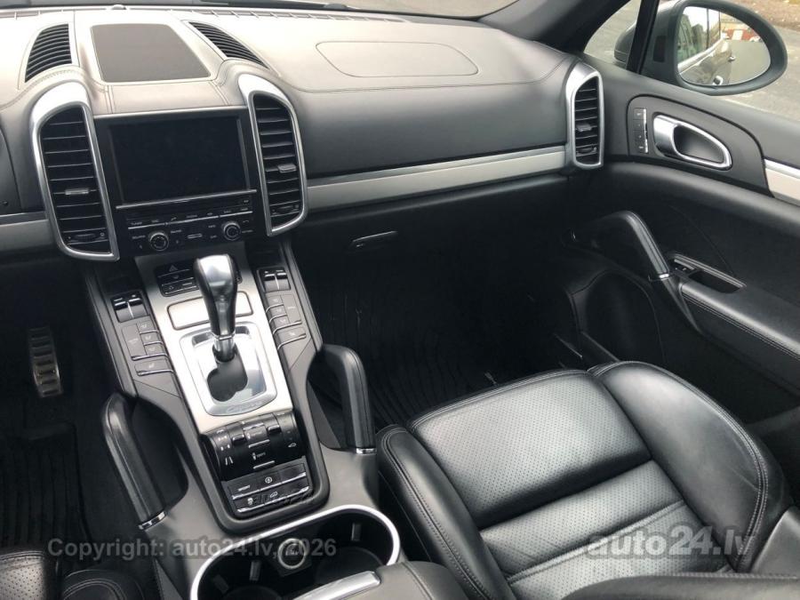 Grey Porsche Cayenne 2011 in Tallinn, with an engine capacity of 4.80 L and mileage of 298 thousand km for 9000 €, photo 12 on AUTOMOTO.COM.LV