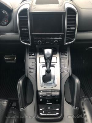 Grey Porsche Cayenne 2011 in Tallinn, with an engine capacity of 4.80 L and mileage of 298 thousand km for 9000 €, photo 13 on AUTOMOTO.COM.LV