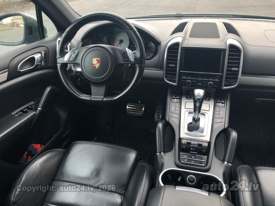 Grey Porsche Cayenne 2011 in Tallinn, with an engine capacity of 4.80 L and mileage of 298 thousand km for 9000 €, photo 14 on AUTOMOTO.COM.LV
