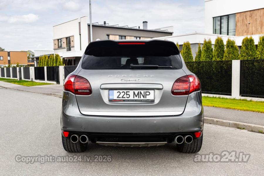 Grey Porsche Cayenne 2011 in Tallinn, with an engine capacity of 4.80 L and mileage of 297 thousand km for 11000 €, photo 9 on AUTOMOTO.COM.LV