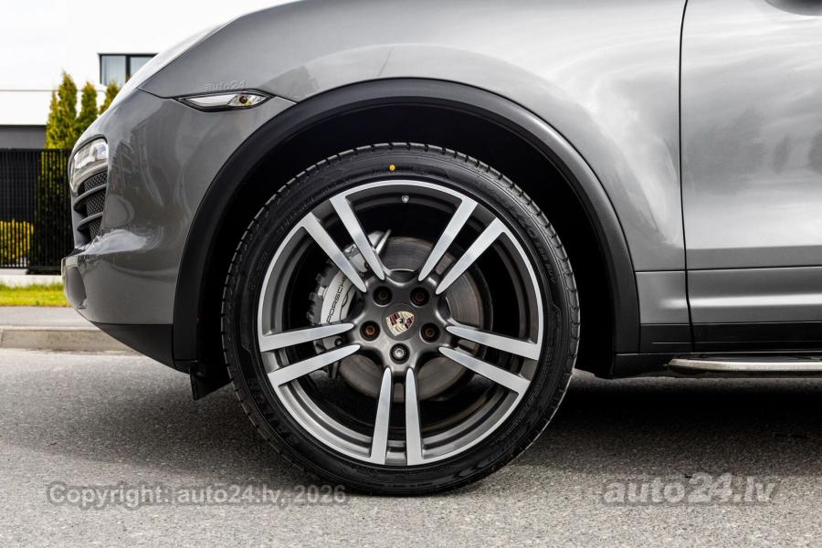 Grey Porsche Cayenne 2011 in Tallinn, with an engine capacity of 4.80 L and mileage of 297 thousand km for 11000 €, photo 10 on AUTOMOTO.COM.LV